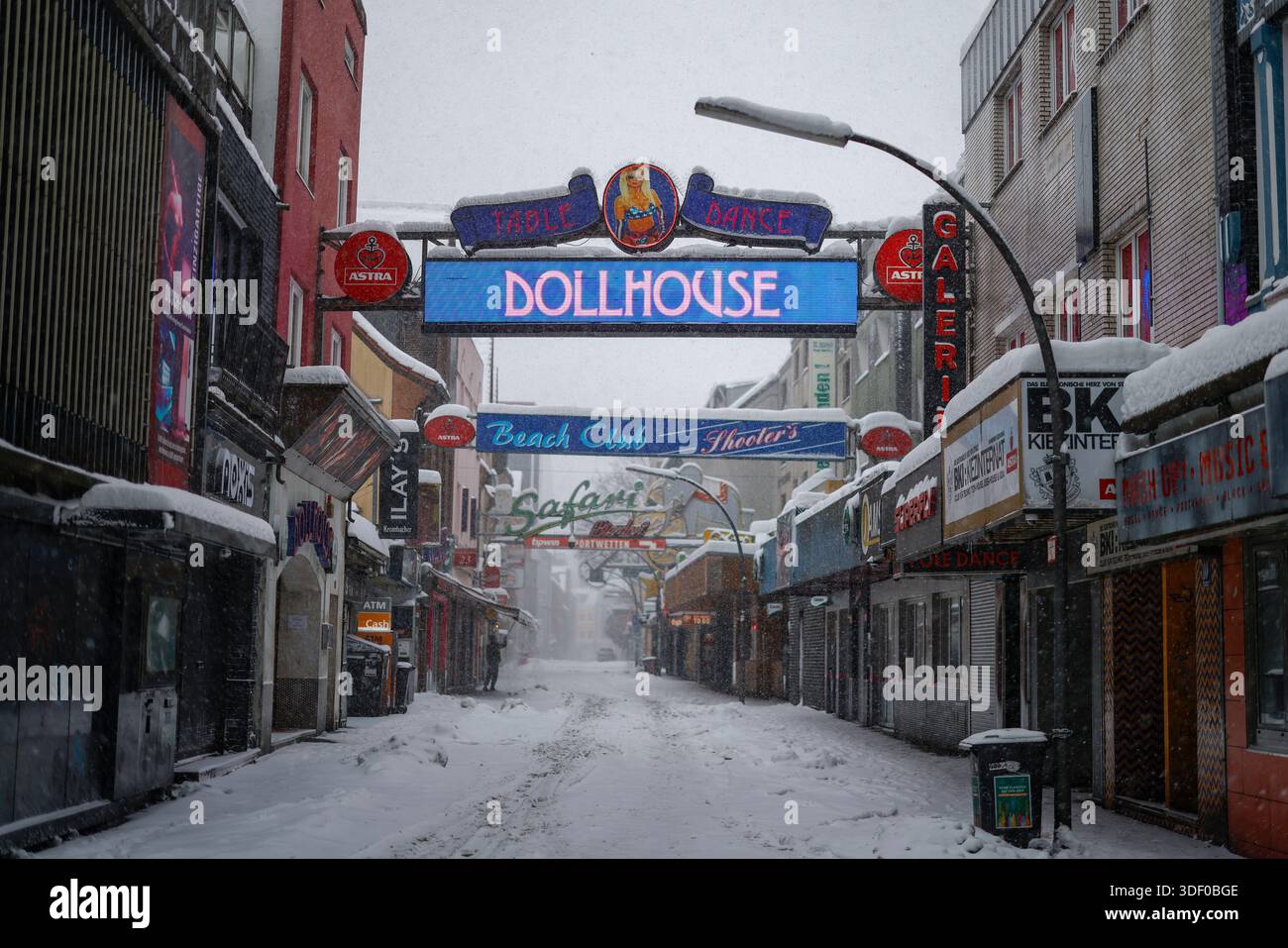 Hamburg 2026, photography; Reeperbahn, Grosse Freiheit in winter, snow ...