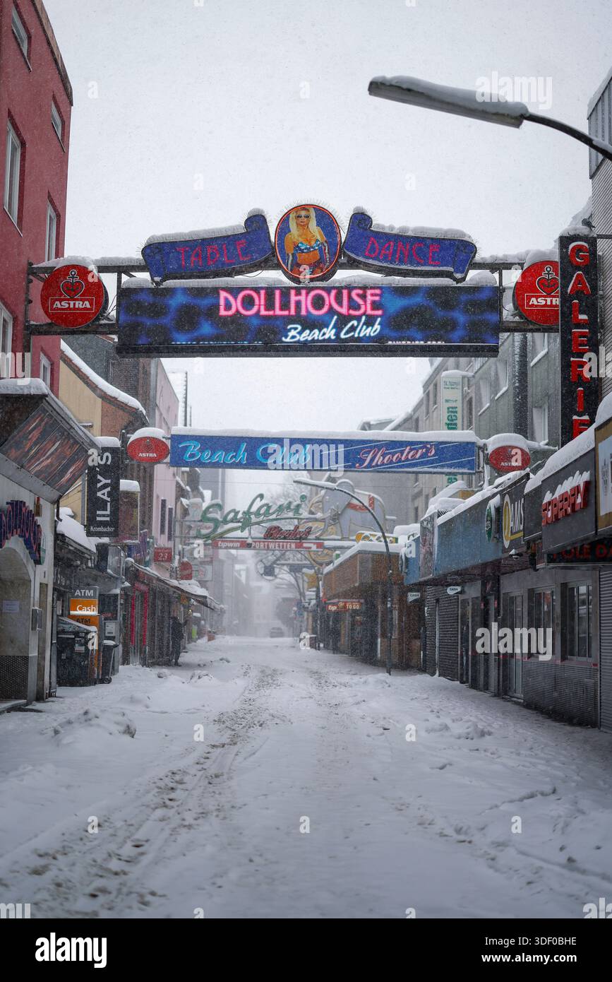 Hamburg 2026, photography; Reeperbahn, Grosse Freiheit in winter, snow ...