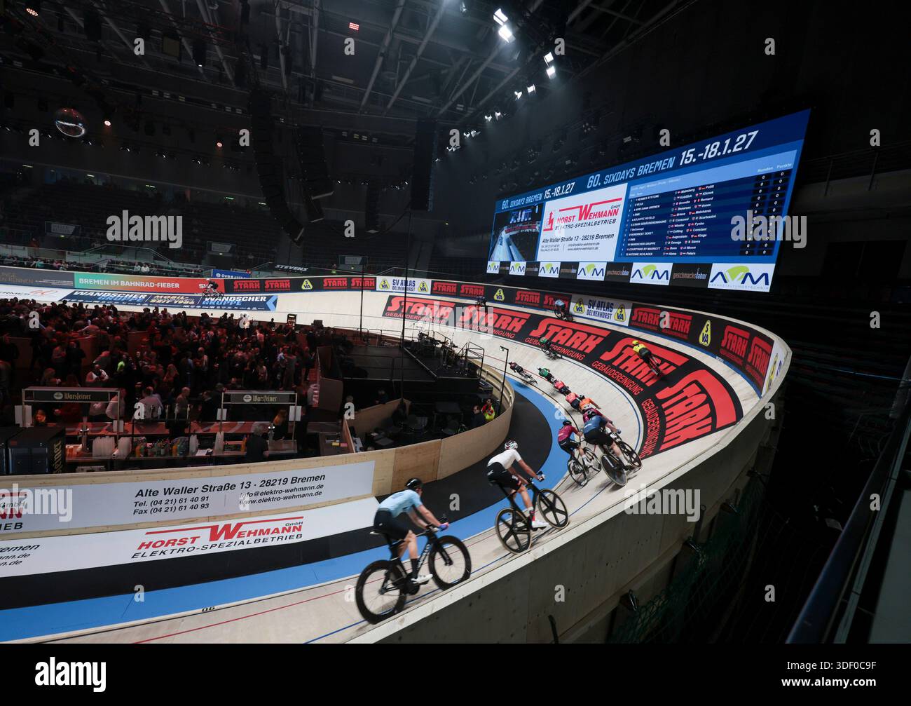 09 January 2026, Bremen: Cycling: Start of the Bremen Six Days ...