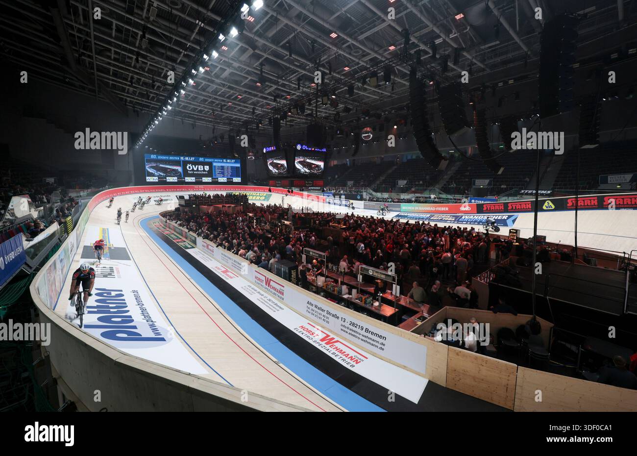 09 January 2026, Bremen: Cycling: Start of the Bremen Six Days ...