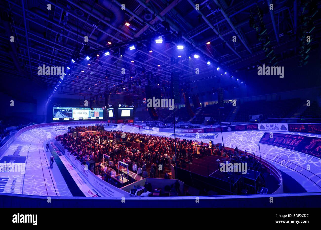 09 January 2026, Bremen: Cycling: Start of the Bremen Six Days ...
