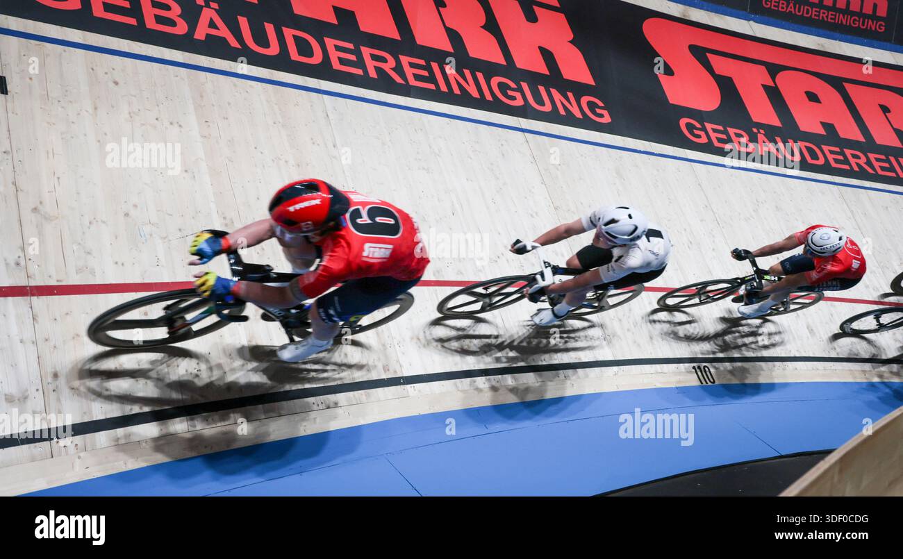 09 January 2026, Bremen: Cycling: Start of the Bremen Six Days ...