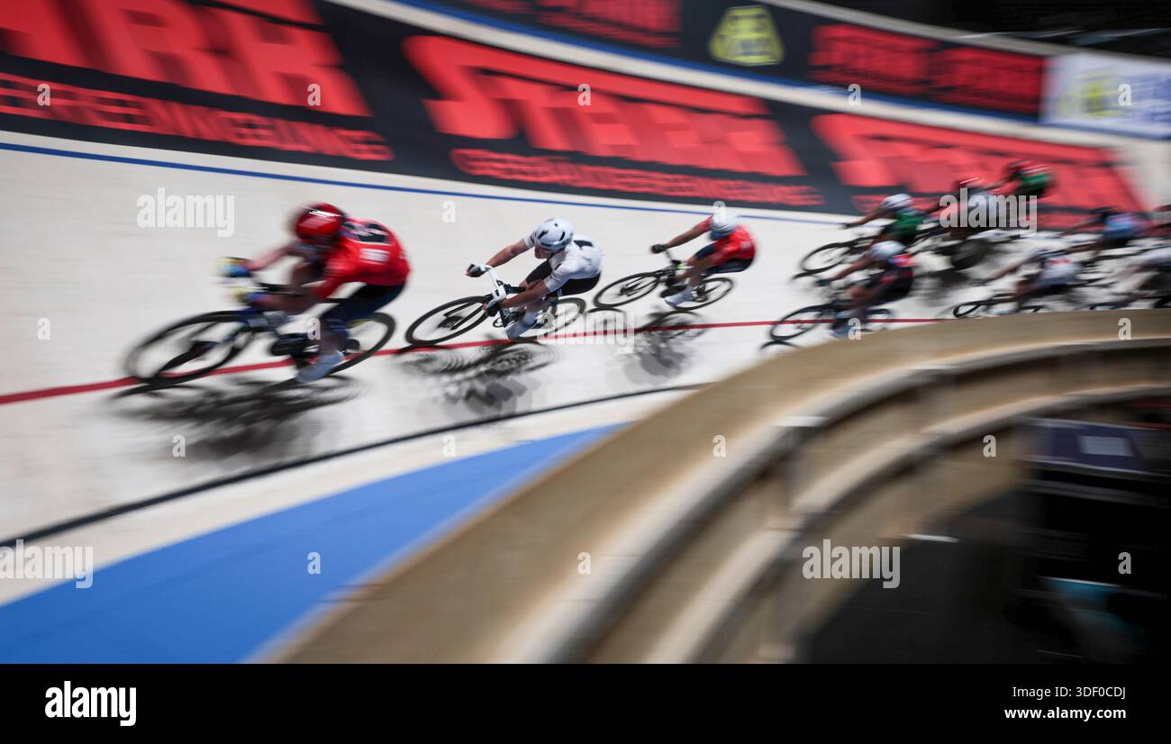 09 January 2026, Bremen: Cycling: Start of the Bremen Six Days ...