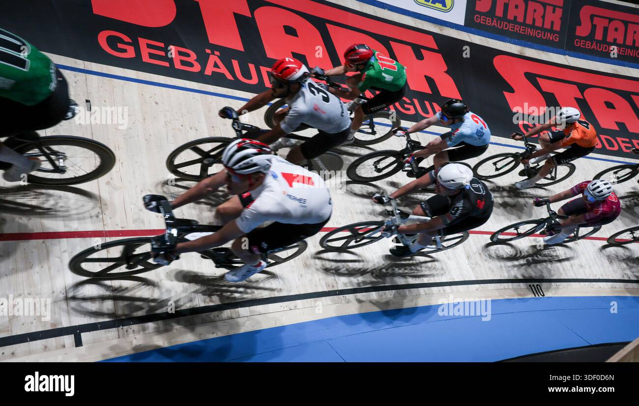 09 January 2026, Bremen: Cycling: Start of the Bremen Six Days ...