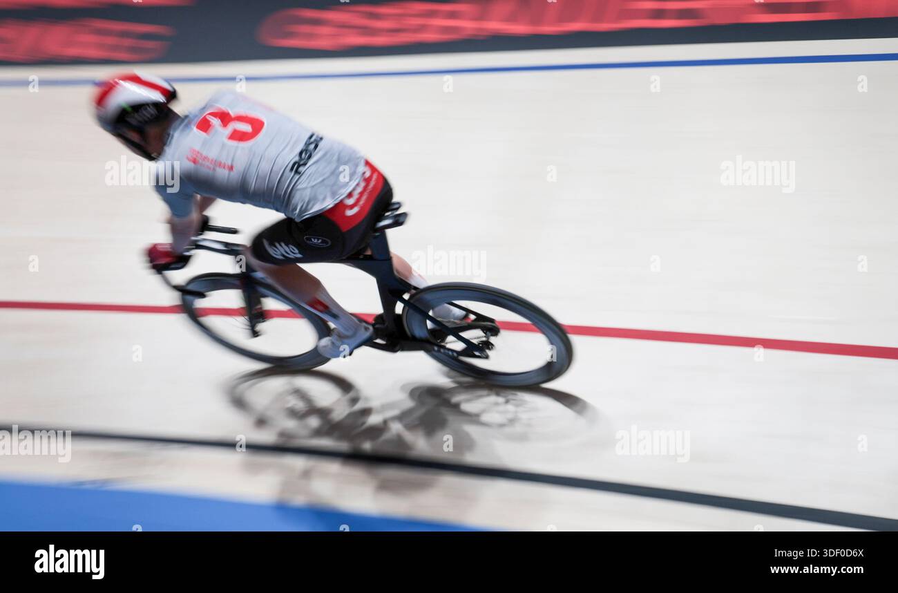 09 January 2026, Bremen: Cycling: Start of the Bremen Six Days. Thibaut ...