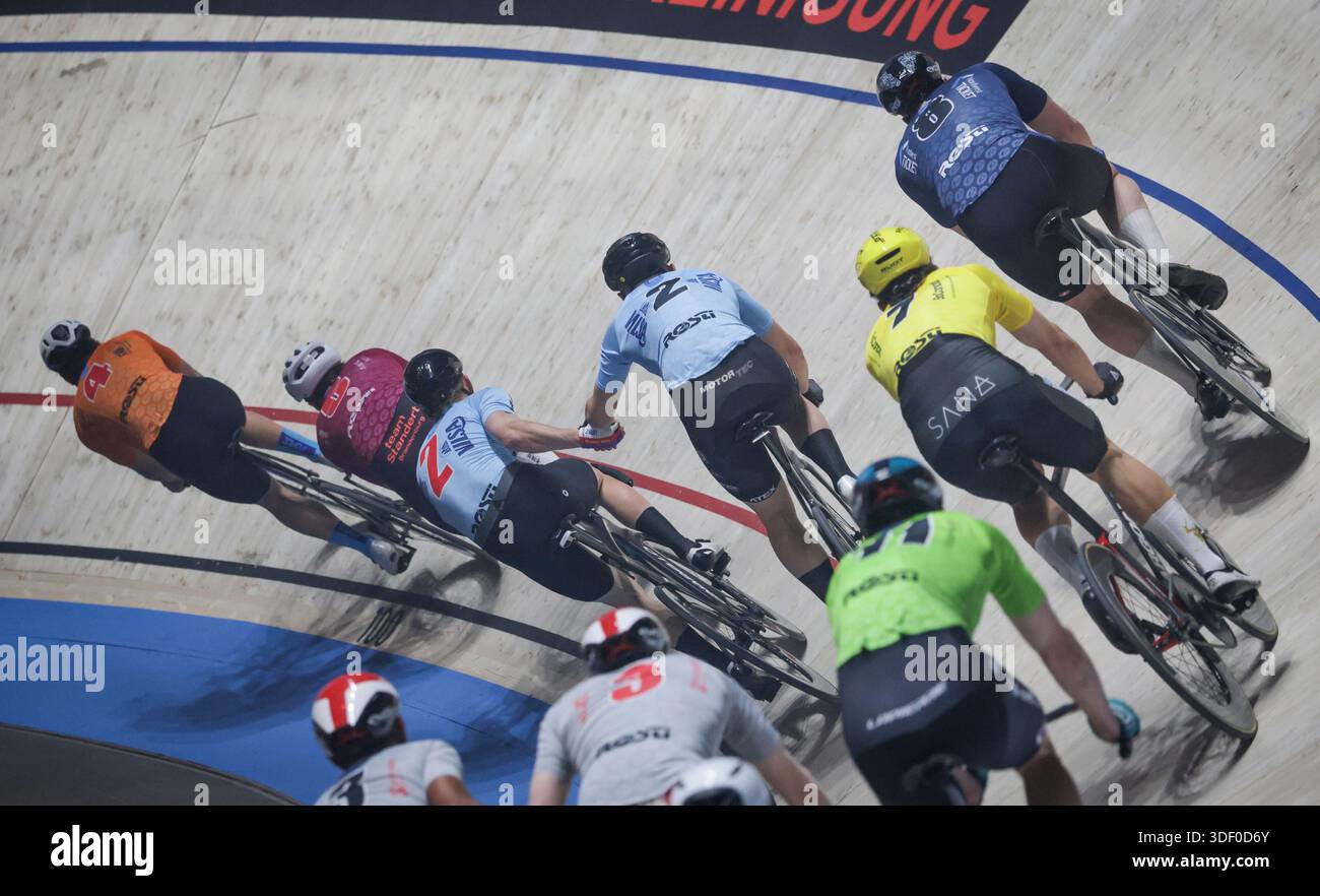 09 January 2026, Bremen: Cycling: Start of the Bremen Six Days ...