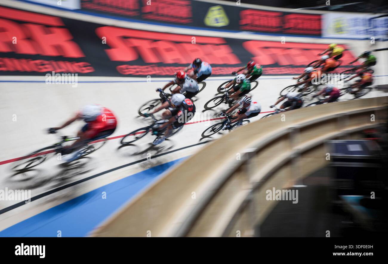 09 January 2026, Bremen: Cycling: Start of the Bremen Six Days ...