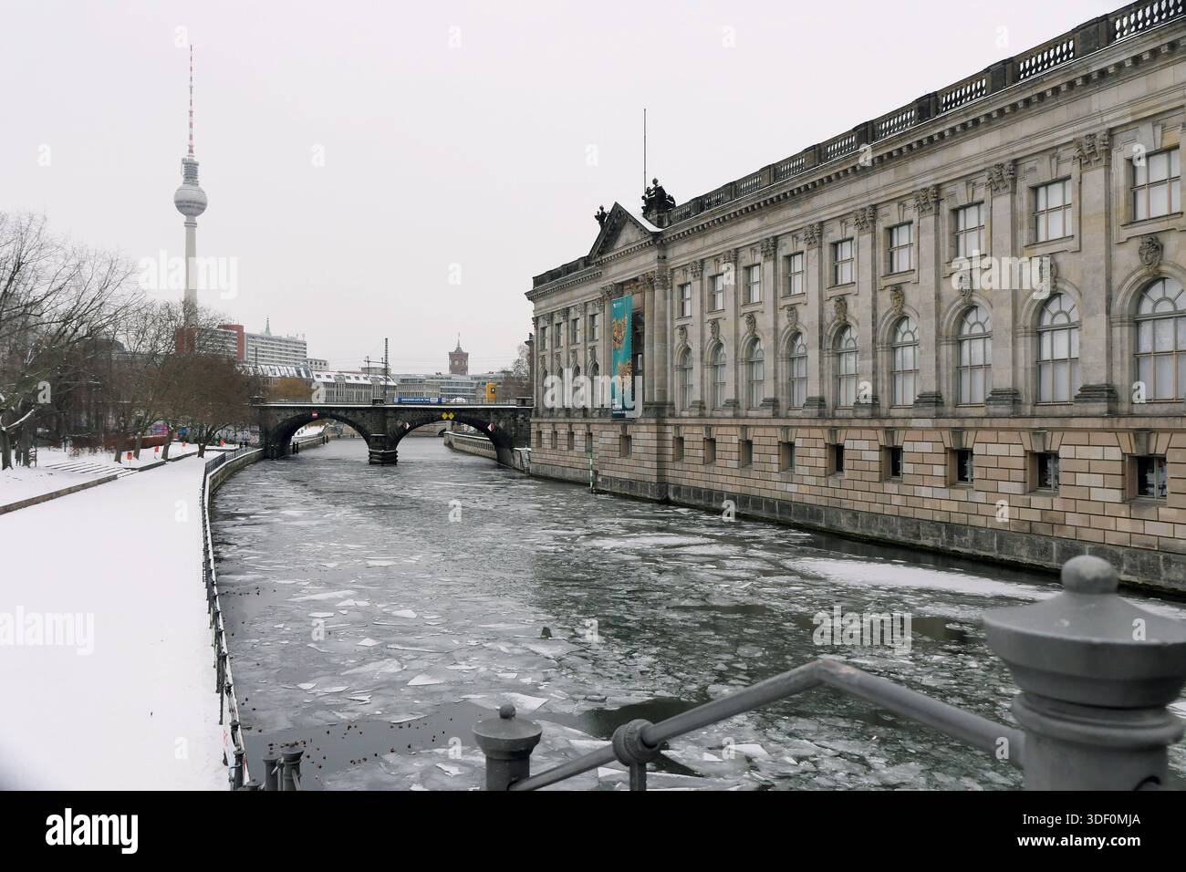 09.01.2026, Berlin - Deutschland. Winter mit Schnee und Eisschollen am ...