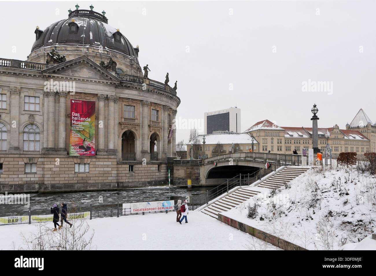 09.01.2026, Berlin - Deutschland. Winter mit Schnee und Eis am ...