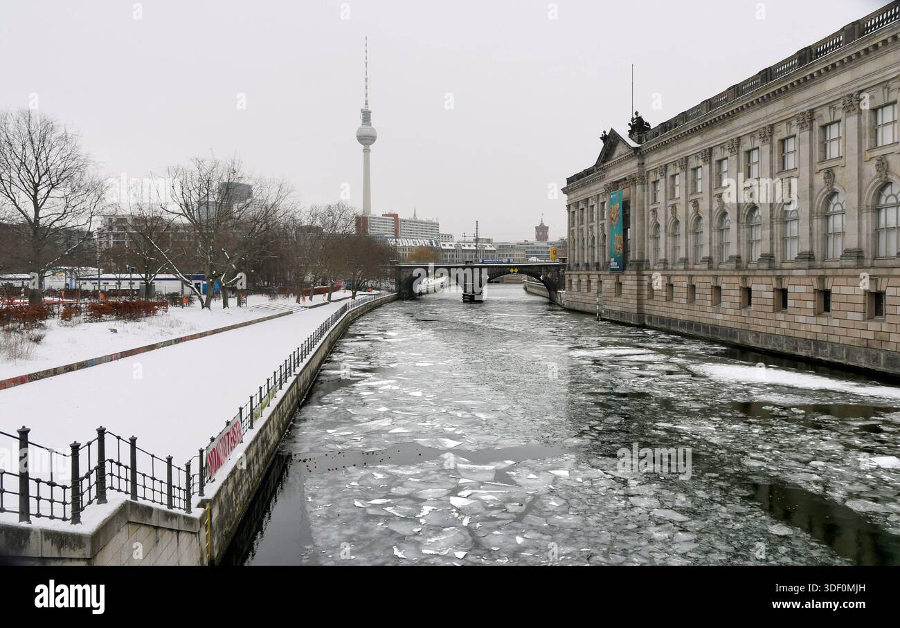 09.01.2026, Berlin - Deutschland. Winter mit Schnee und Eisschollen am ...