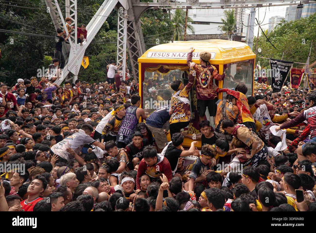 Manila, Manila, Philippines. 9th Jan, 2026. A dense crowd of devotees ...