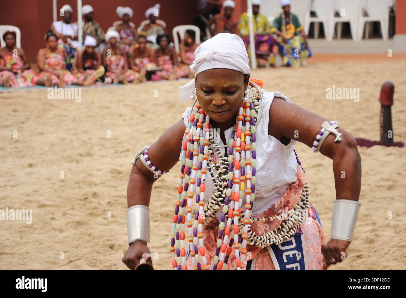 (260110) -- OUIDAH, Jan. 10, 2026 (Xinhua) -- A woman dressed in ...