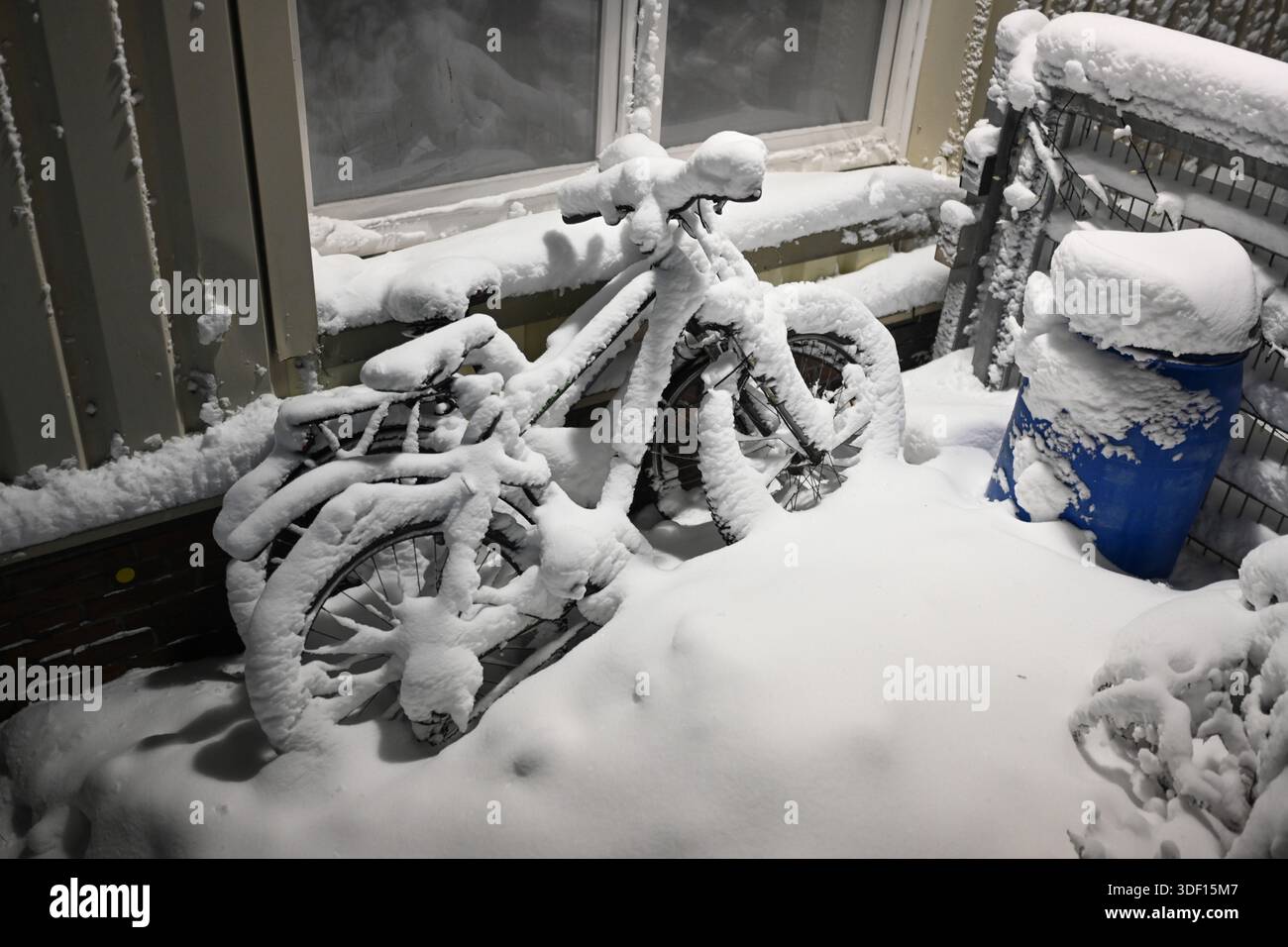 10 January 2026, Lower Saxony, Bingum: Snow-covered bicycles are parked ...