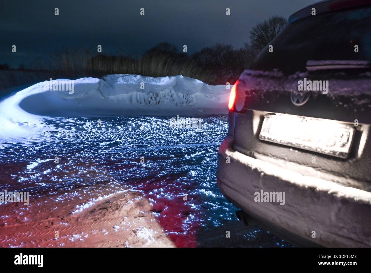 10 January 2026, Lower Saxony, Bingum: The wind has piled up snowdrifts ...