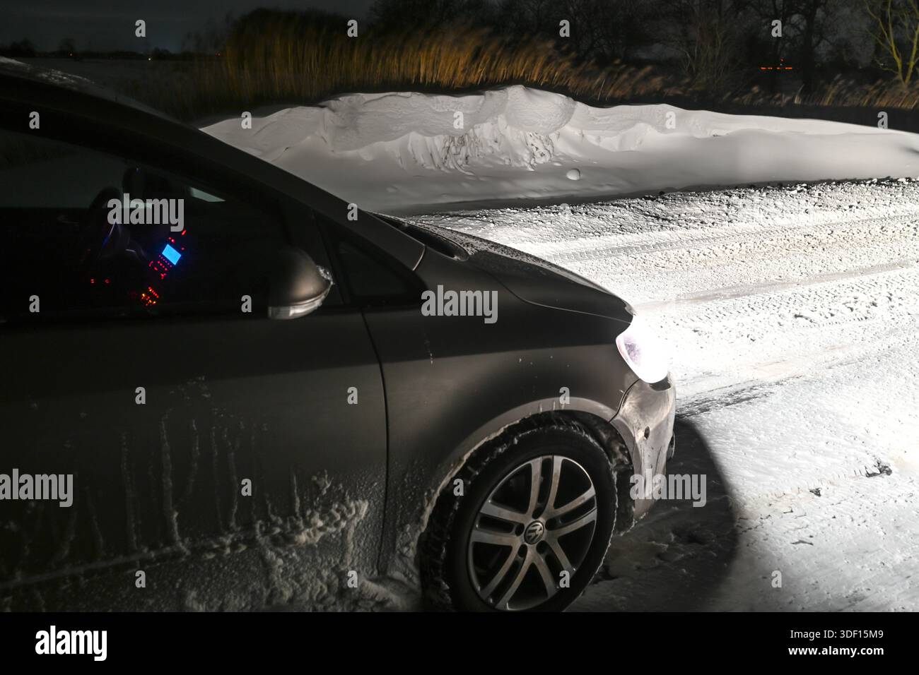 10 January 2026, Lower Saxony, Bingum: The wind has piled up snowdrifts ...