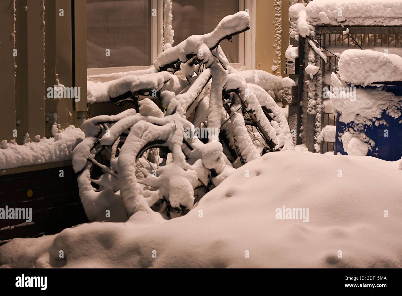 10 January 2026, Lower Saxony, Bingum: Snow-covered bicycles are parked ...