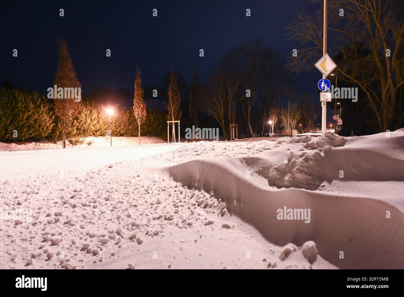 10 January 2026, Lower Saxony, Bingum: The wind piles up snowdrifts ...