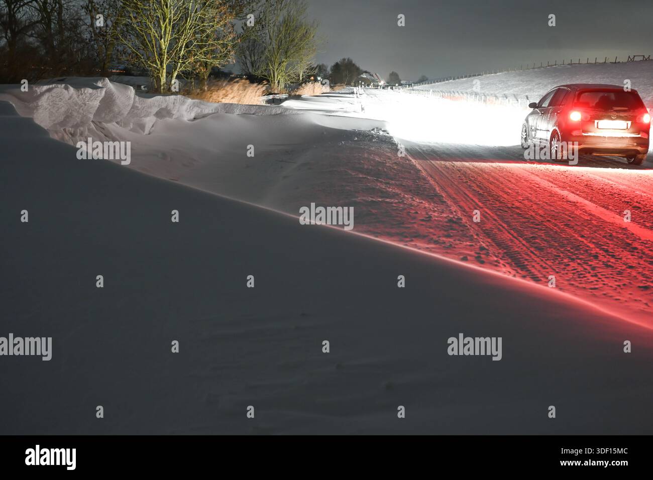 10 January 2026, Lower Saxony, Bingum: The wind has piled up snowdrifts ...