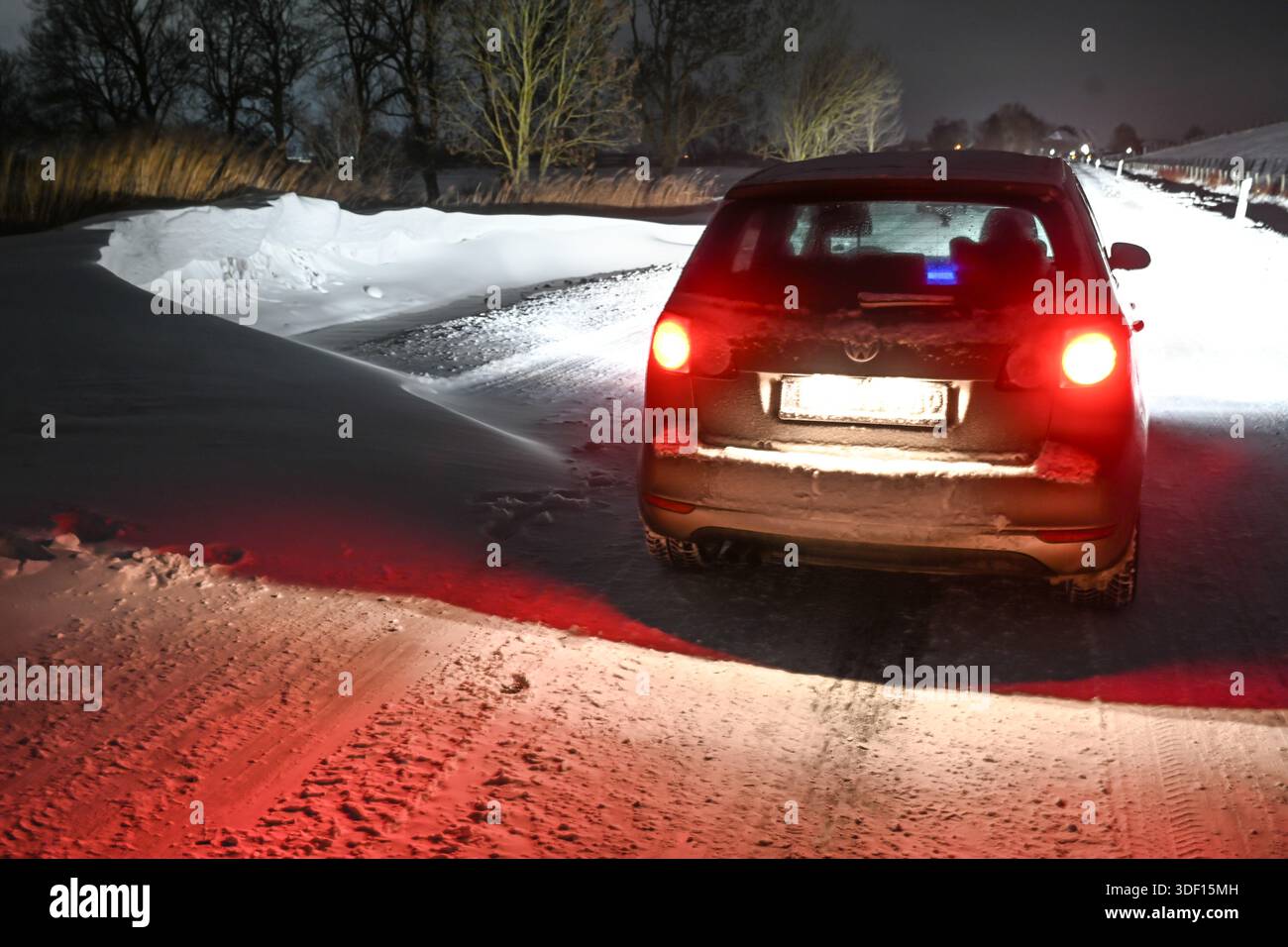 10 January 2026, Lower Saxony, Bingum: The wind has piled up snowdrifts ...