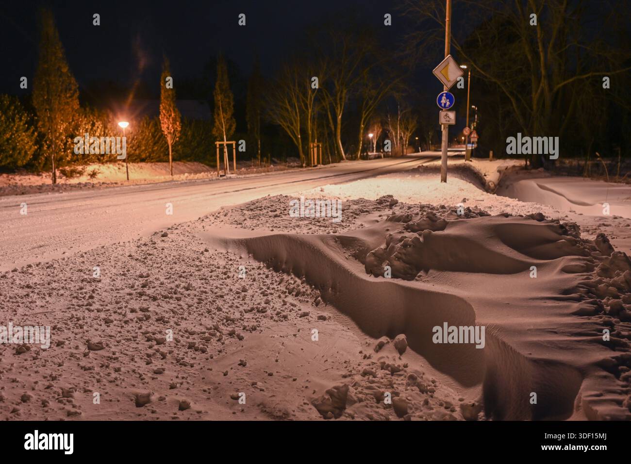 10 January 2026, Lower Saxony, Bingum: The wind piles up snowdrifts ...