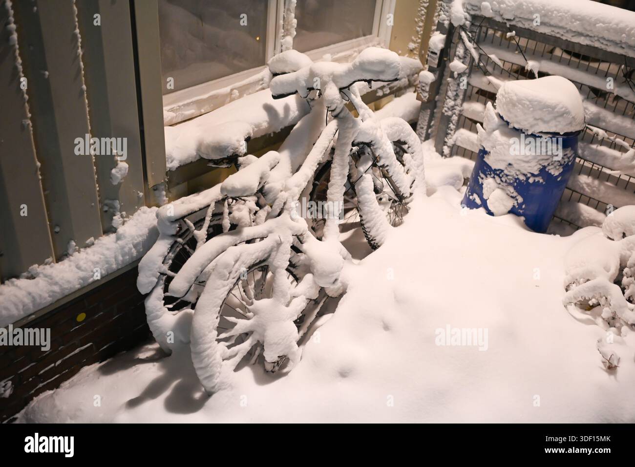 10 January 2026, Lower Saxony, Bingum: Snow-covered bicycles are parked ...