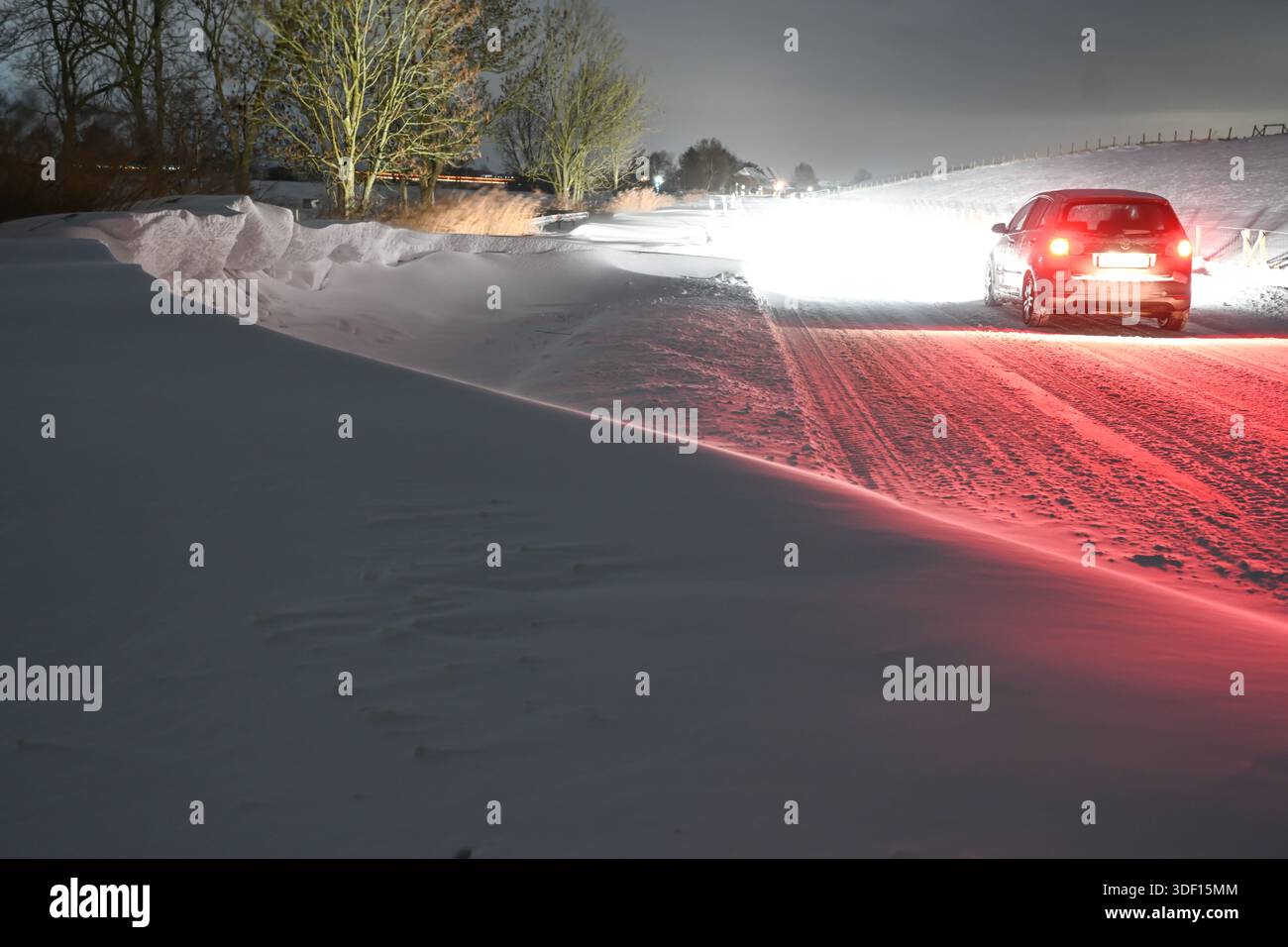 10 January 2026, Lower Saxony, Bingum: The wind has piled up snowdrifts ...