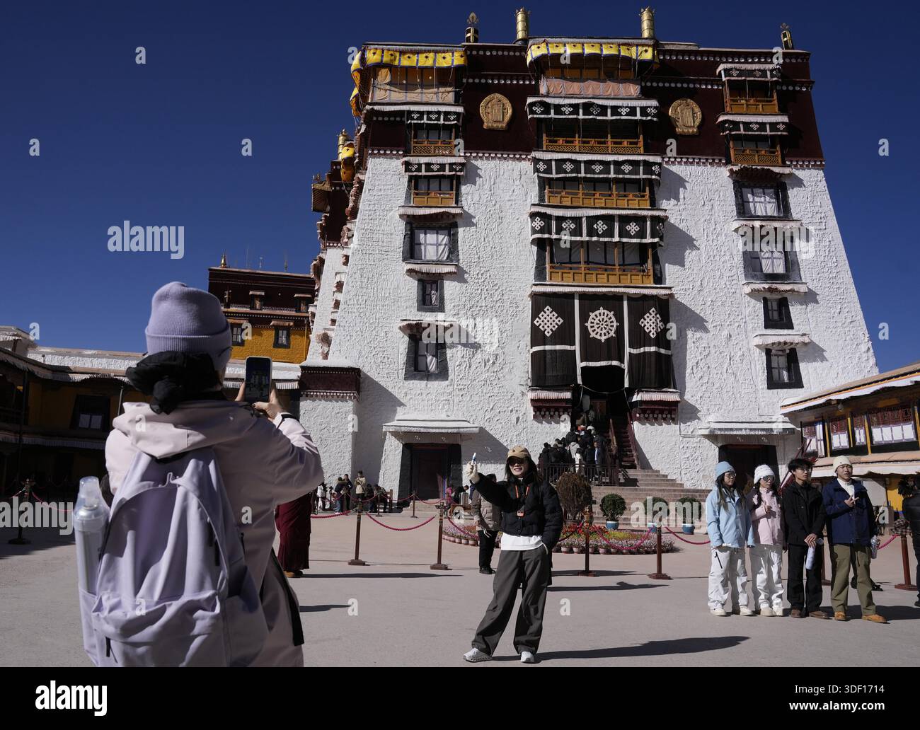 **CHINESE MAINLAND, HONG KONG, MACAU AND TAIWAN OUT**Tourists visit the ...