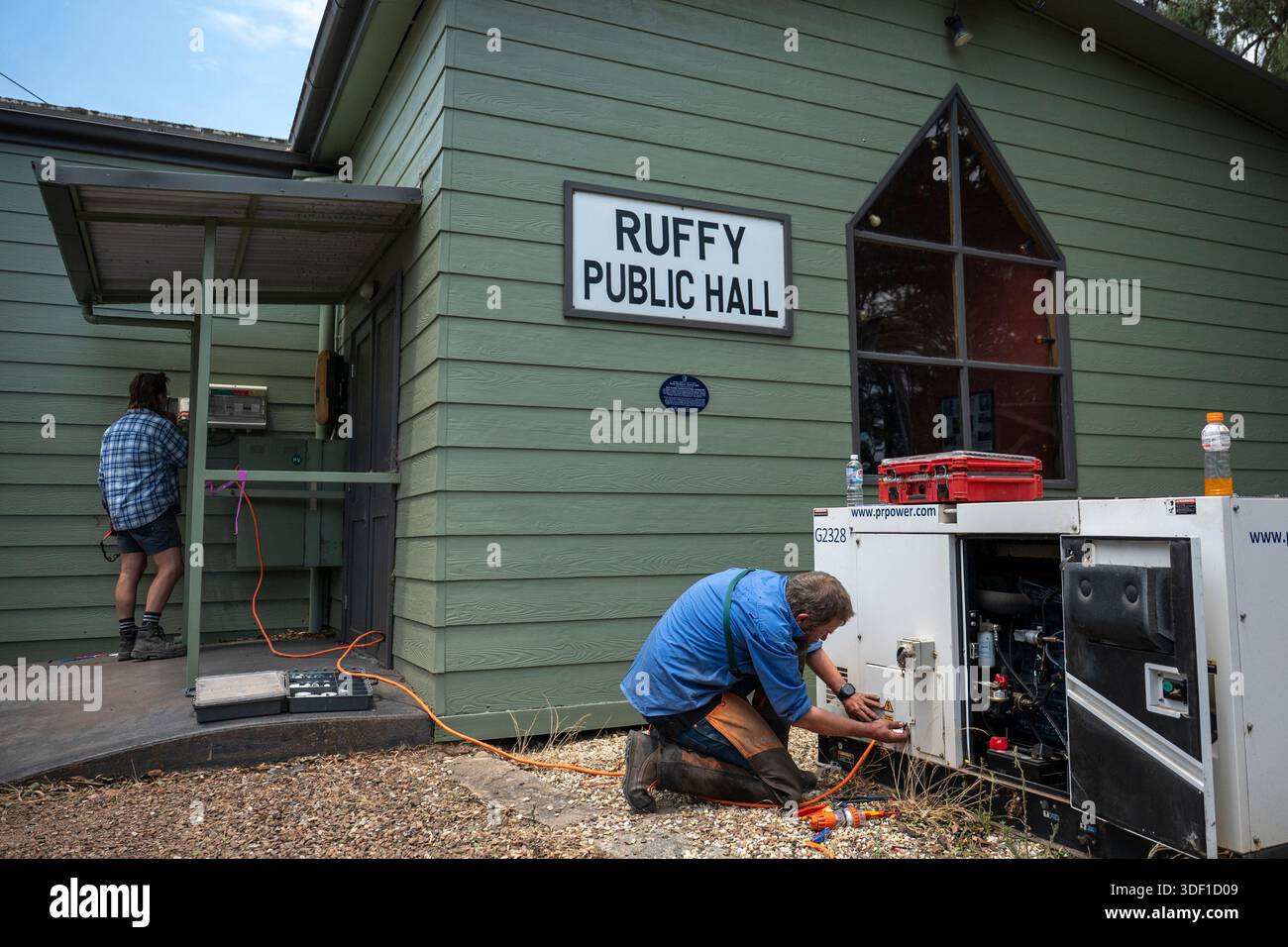 Residents in the bushfire-affected town of Ruffy work on restoring ...