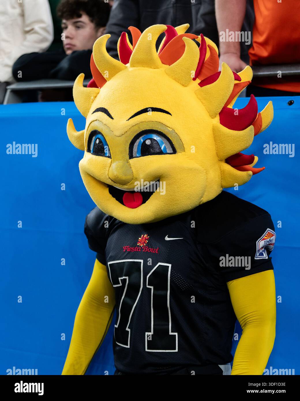 Phoenix, USA. 08th Jan, 2026. Spirit the Fiesta Bowl mascot entertains ...