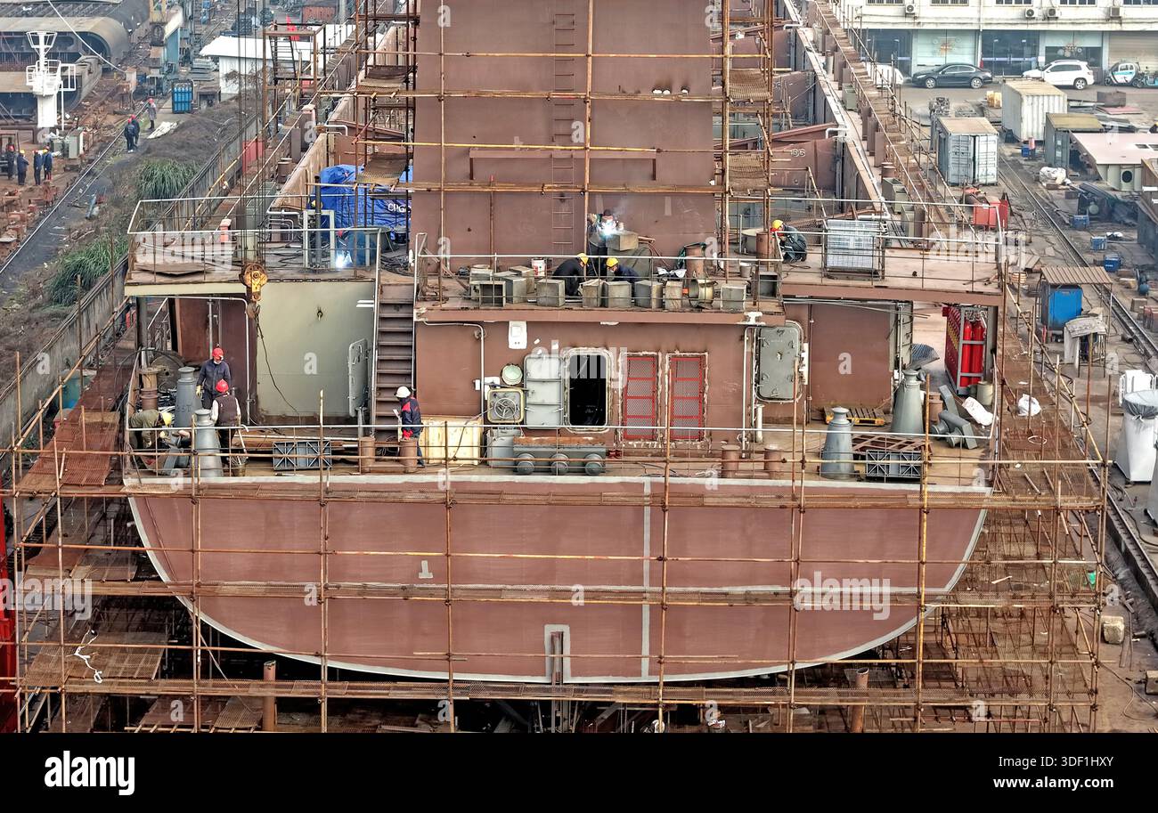 Workers at a shipbuilding and repair company in Yongquan town, Linhai ...