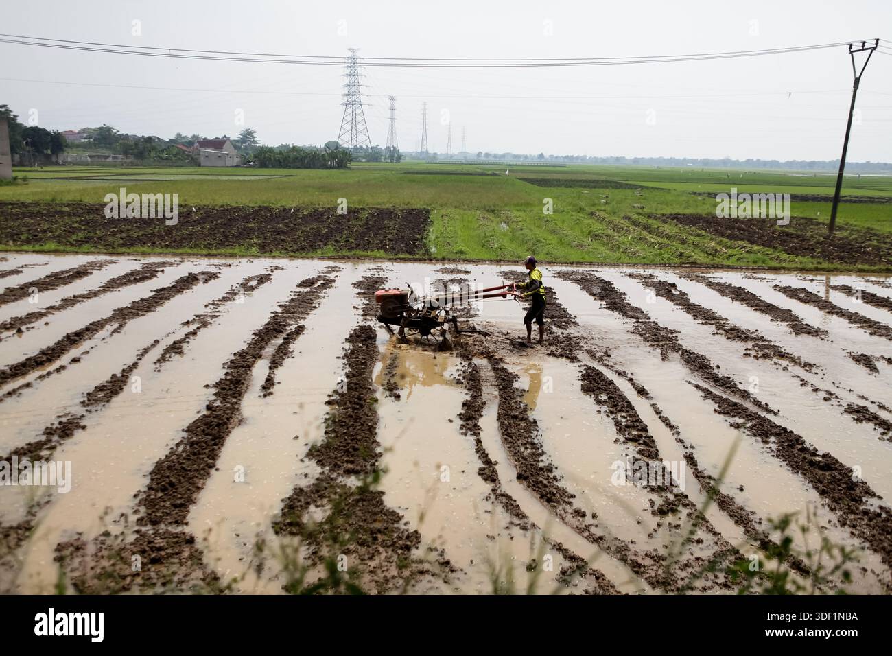 Farmers using tractors plow hi-res stock photography and images - Alamy