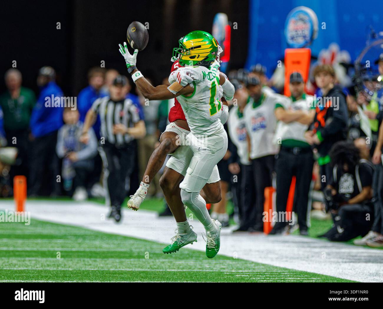 Atlanta, Georgia. 9th Jan, 2026. Oregon's Jeremiah McClellan hauls in ...