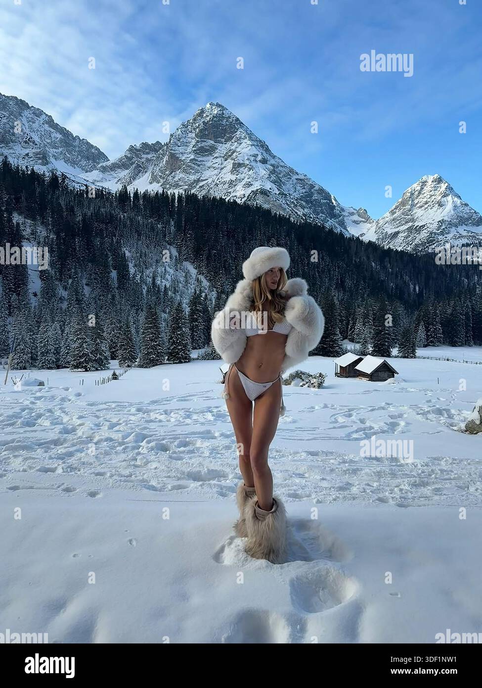 Non Exclusive: Rosie Huntington-Whiteley stuns in a bikini as she ...