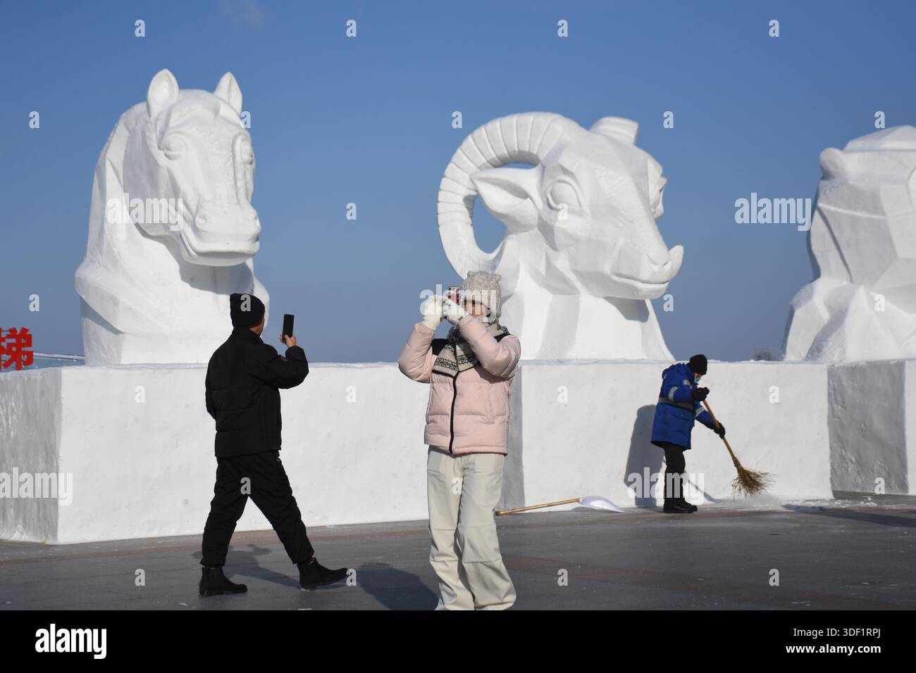 A group of zodiac snow sculptures are completed at Tongjiang Street ...