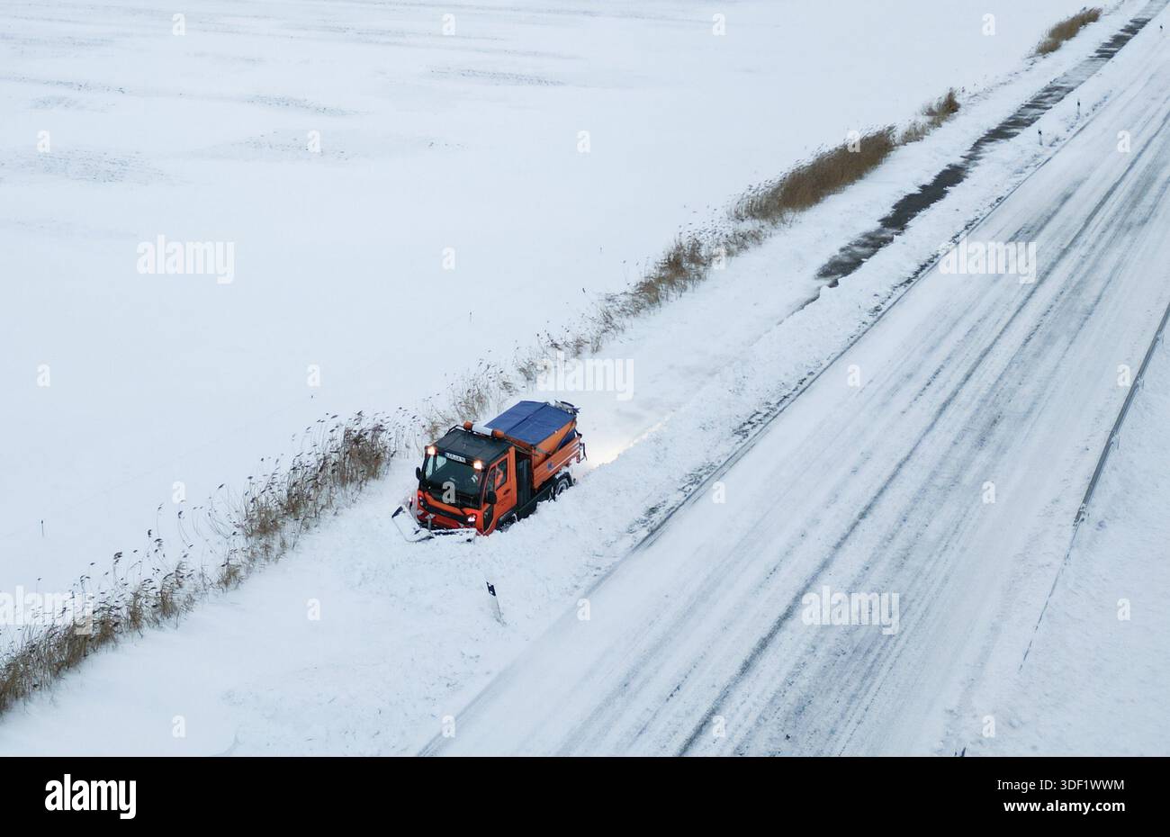 10 January 2026, Lower Saxony, Bingum: A snow plow from the district ...