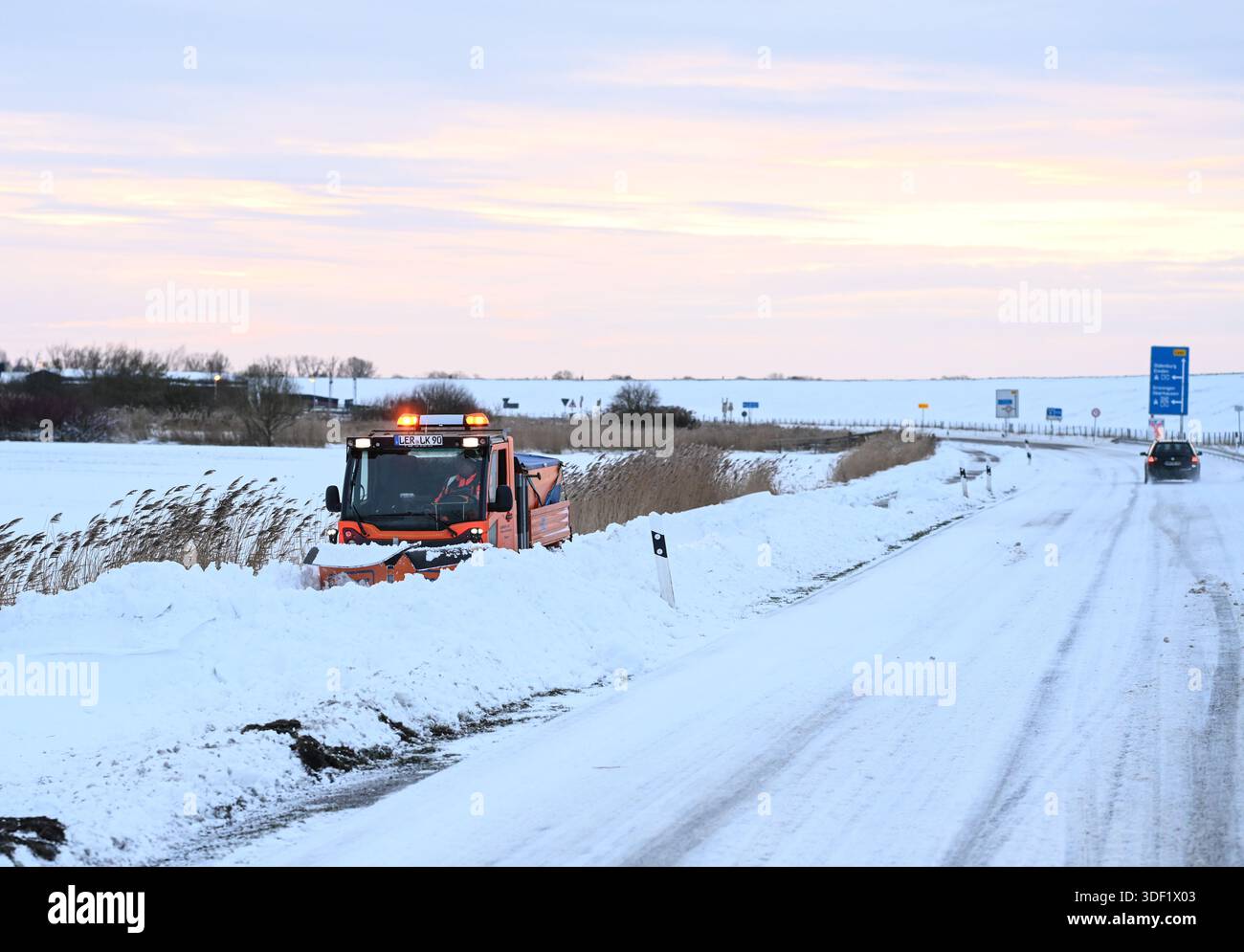 10 January 2026, Lower Saxony, Bingum: A snow plow from the district ...