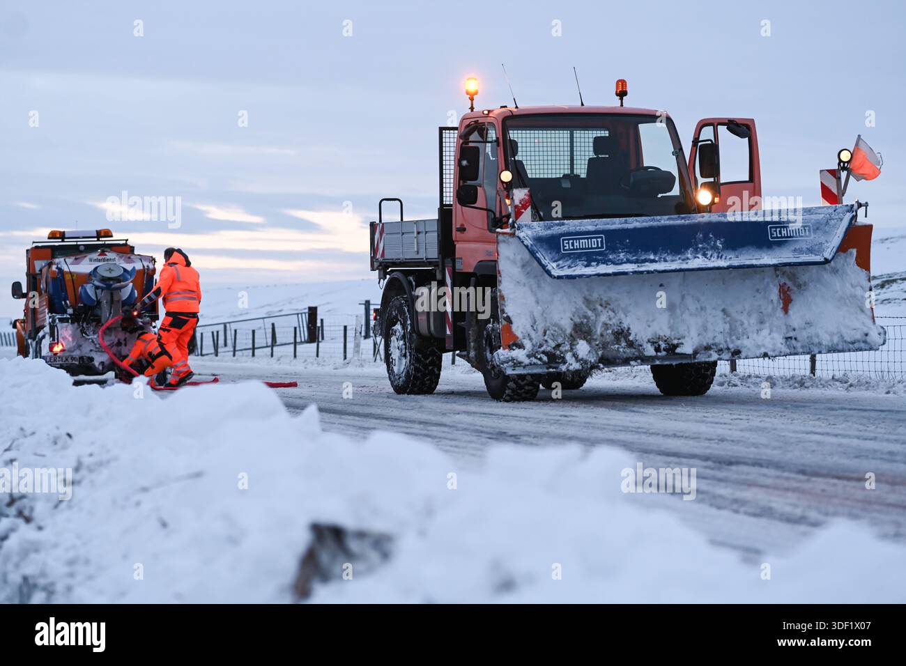 10 January 2026, Lower Saxony, Bingum: A snow plow from the district ...