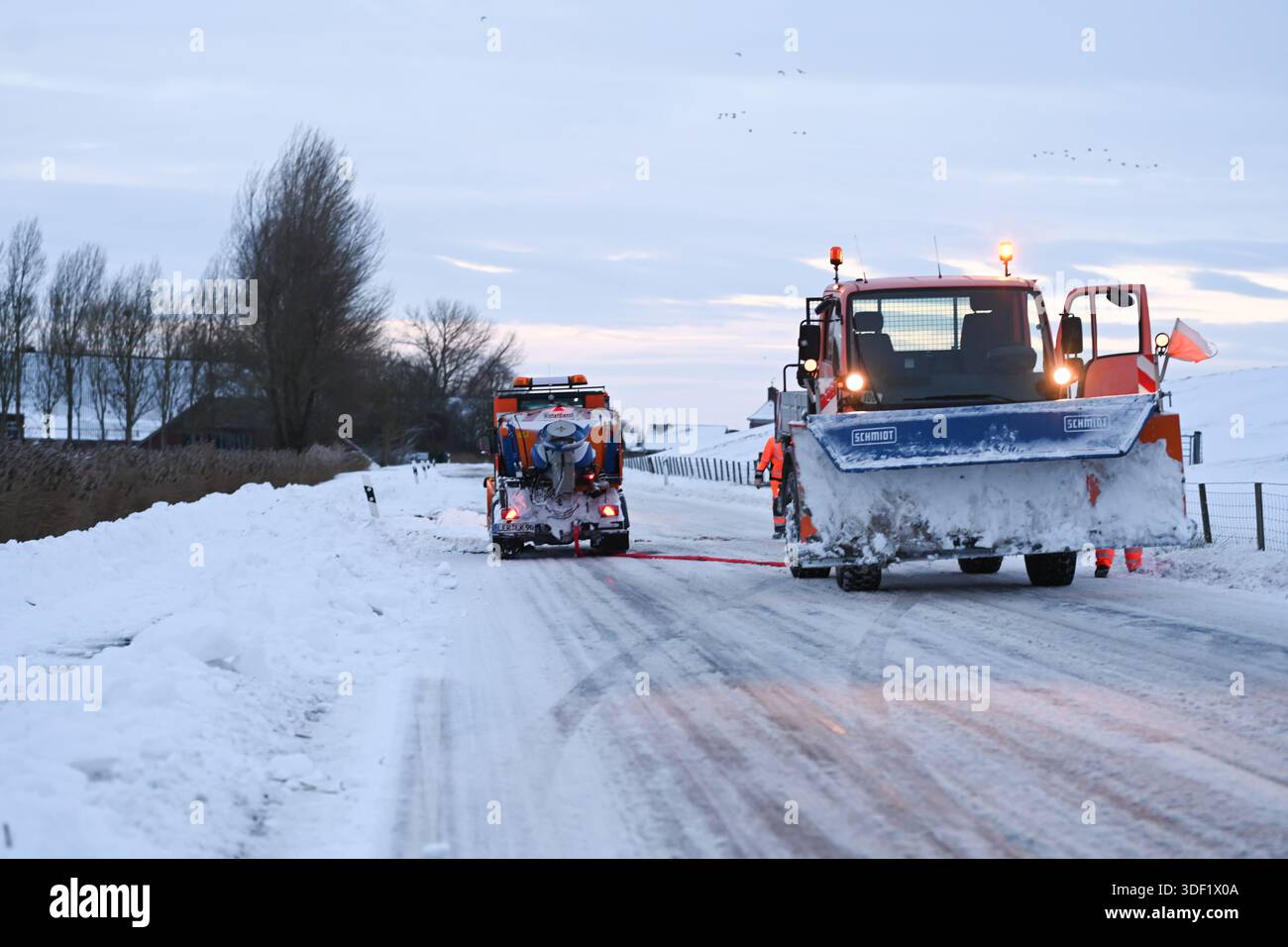 10 January 2026, Lower Saxony, Bingum: A snow plow from the district ...