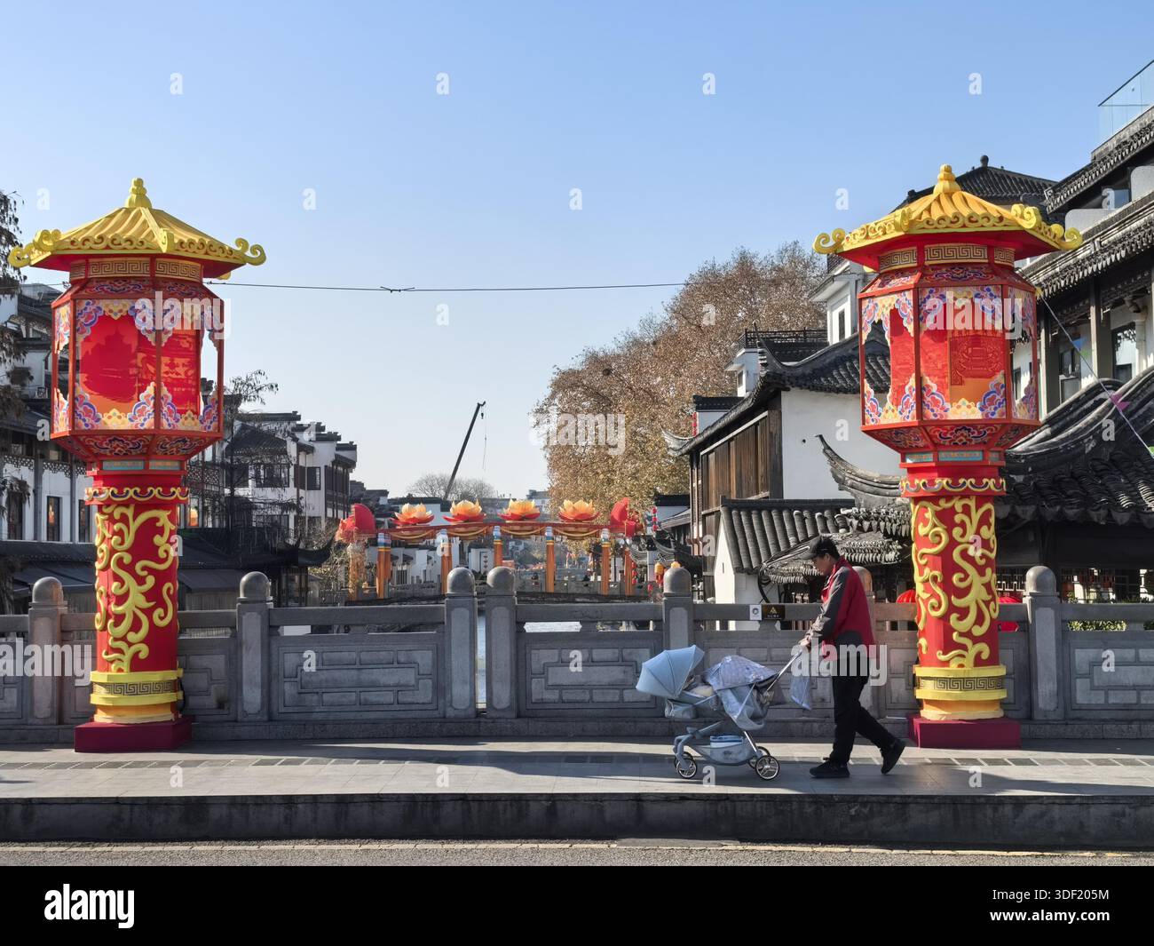 Workers install lanterns at the Confucius Temple area for the 40th ...