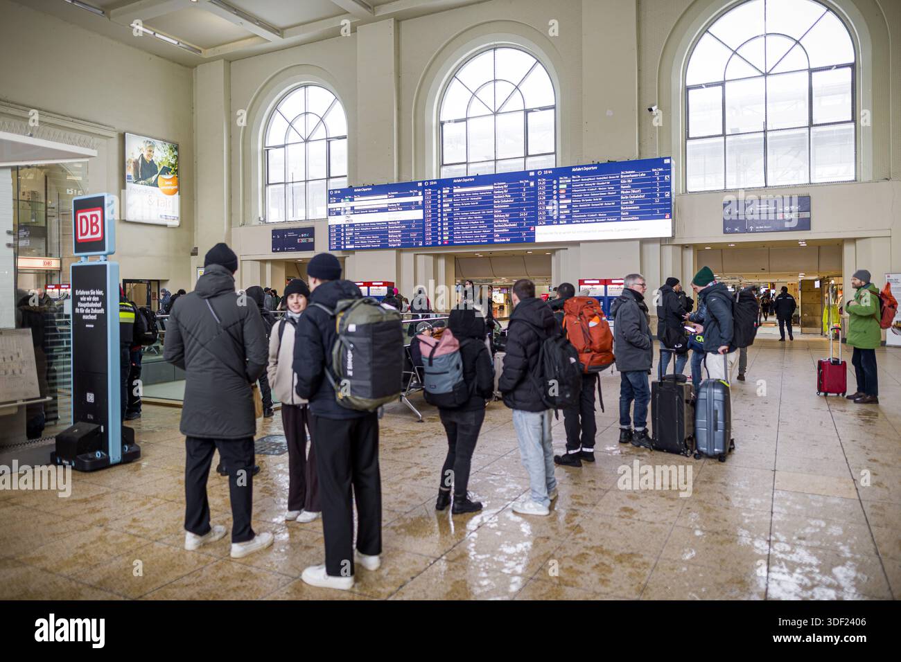 10 January 2026, Lower Saxony, Hanover: Travelers wait at the main ...
