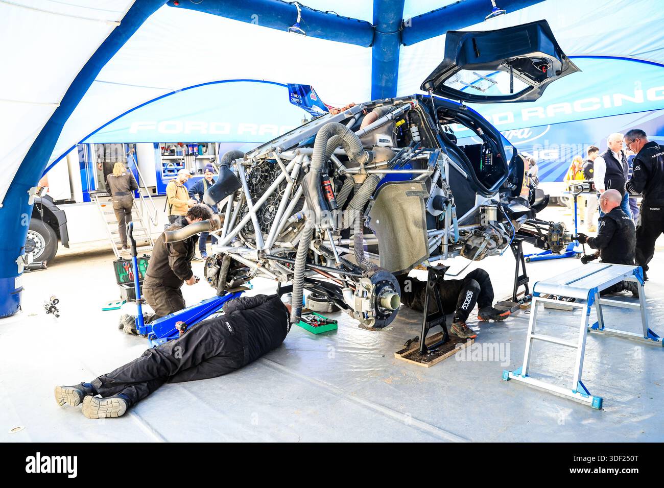 Ford M-Sport, Ford, Ultimate, FIA W2RC, mechanics working during the ...