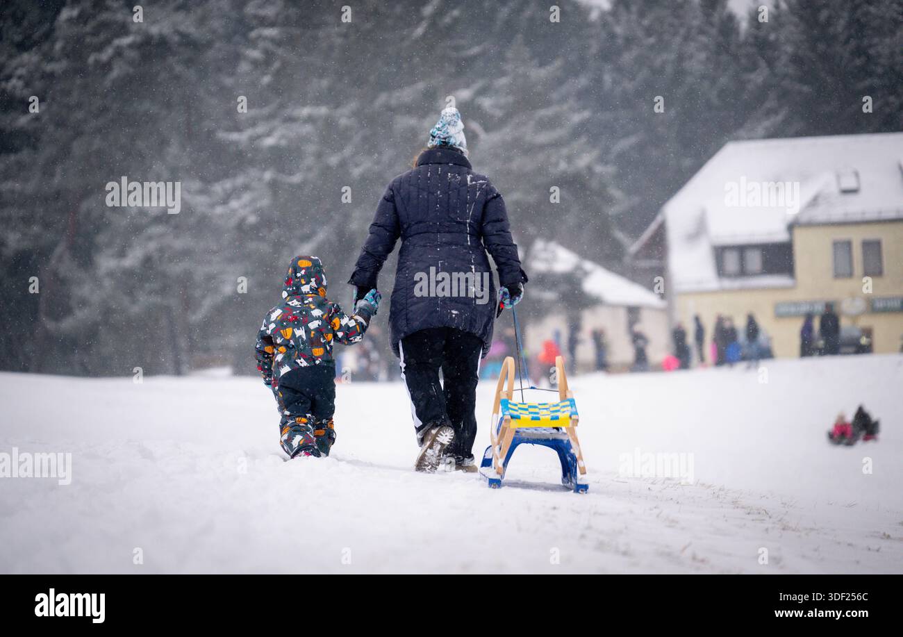 10 January 2026, North Rhine-Westphalia, Adenau: A woman and a child ...
