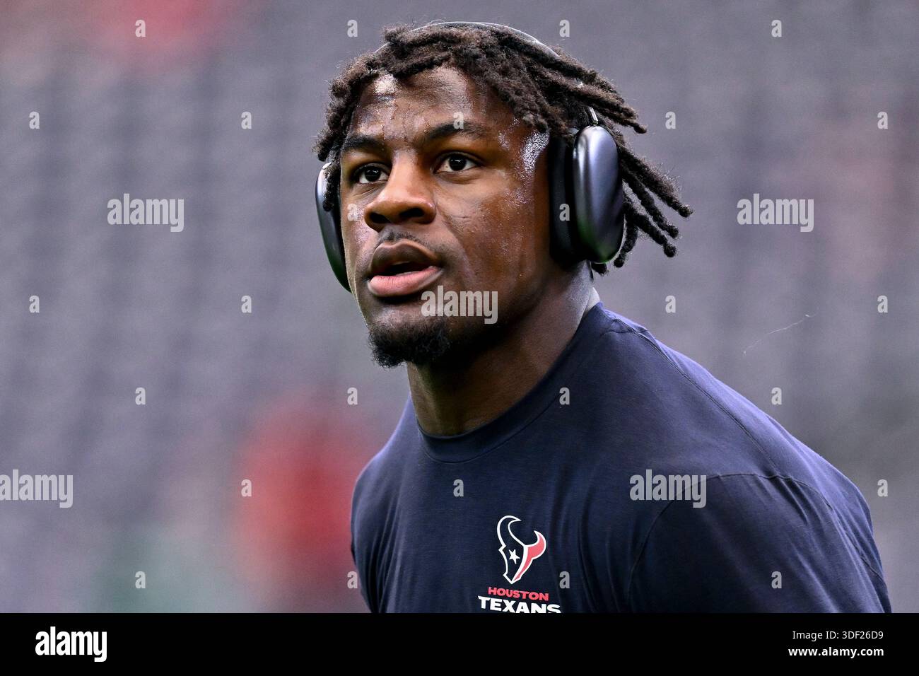 Houston Texans linebacker Damone Clark warms up prior to an NFL ...