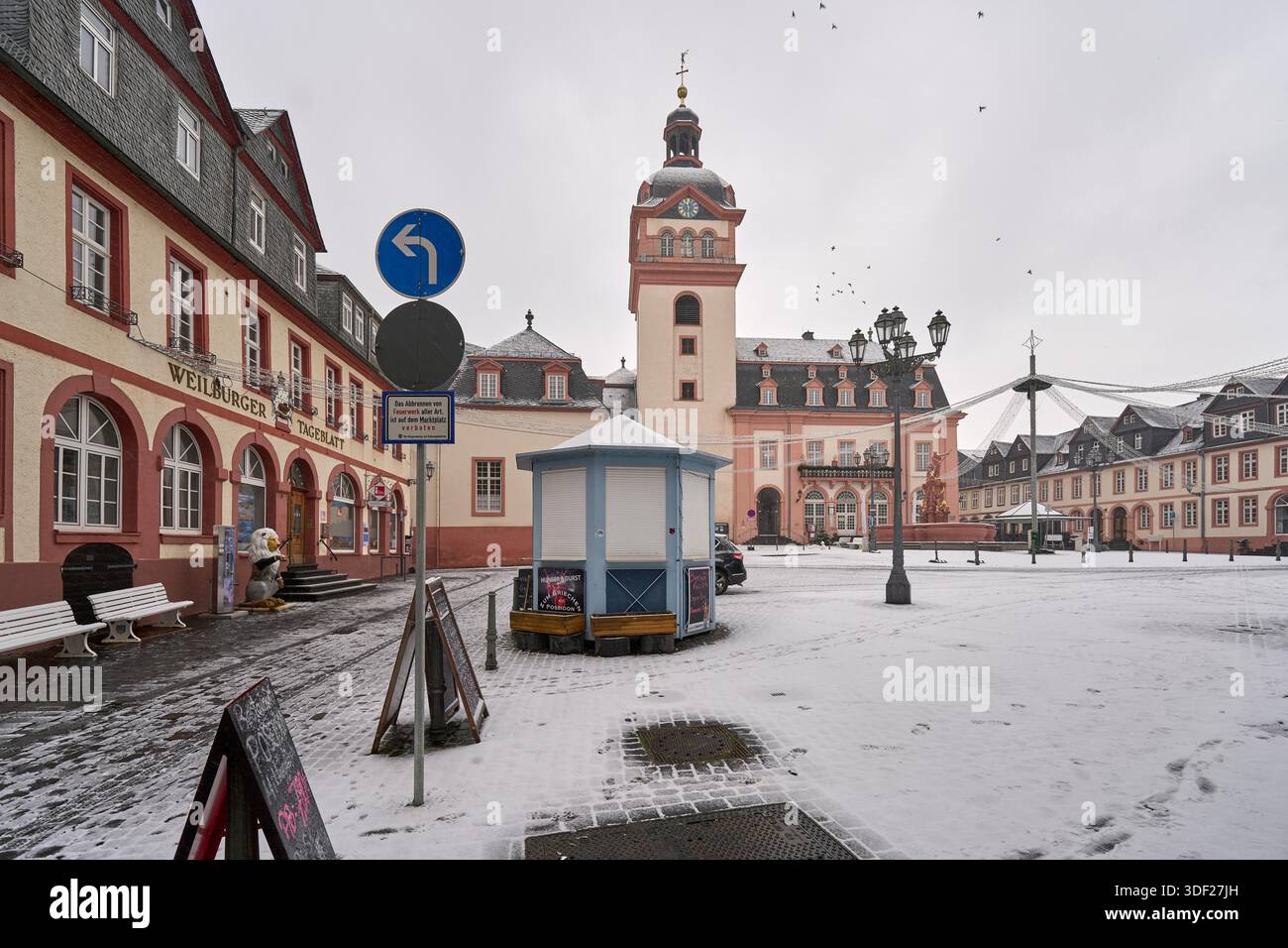 10 January 2026, Hesse, Weilburg: There is hardly anyone out and about ...