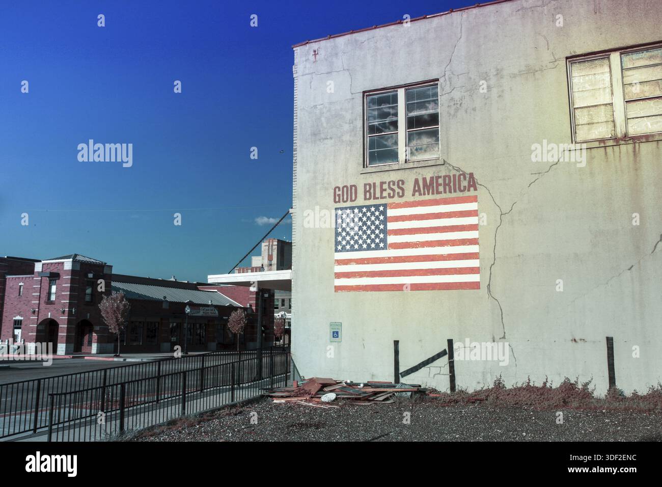 Long road us flag hi-res stock photography and images - Alamy