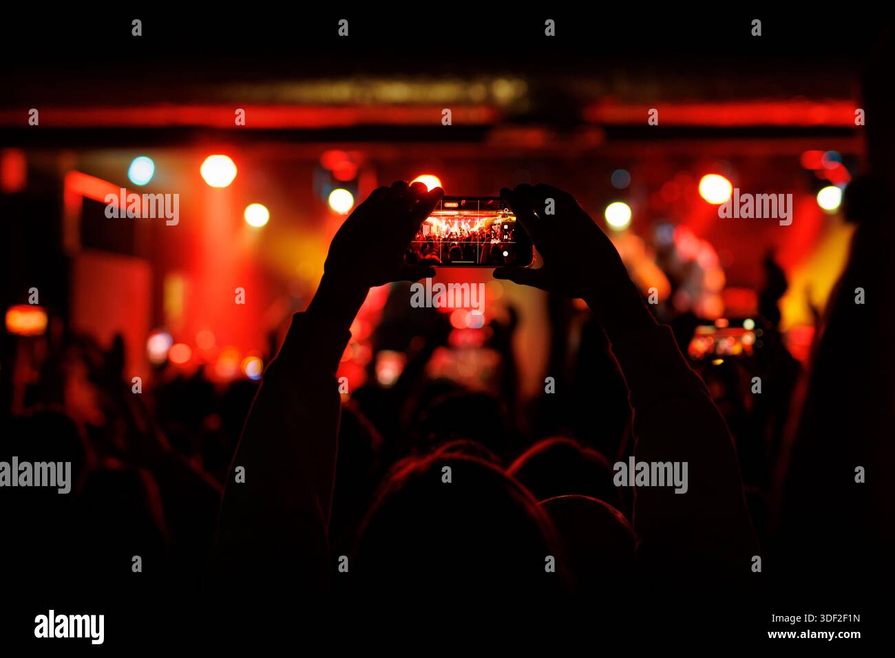 Video shows crowd live concert hi-res stock photography and images - Alamy