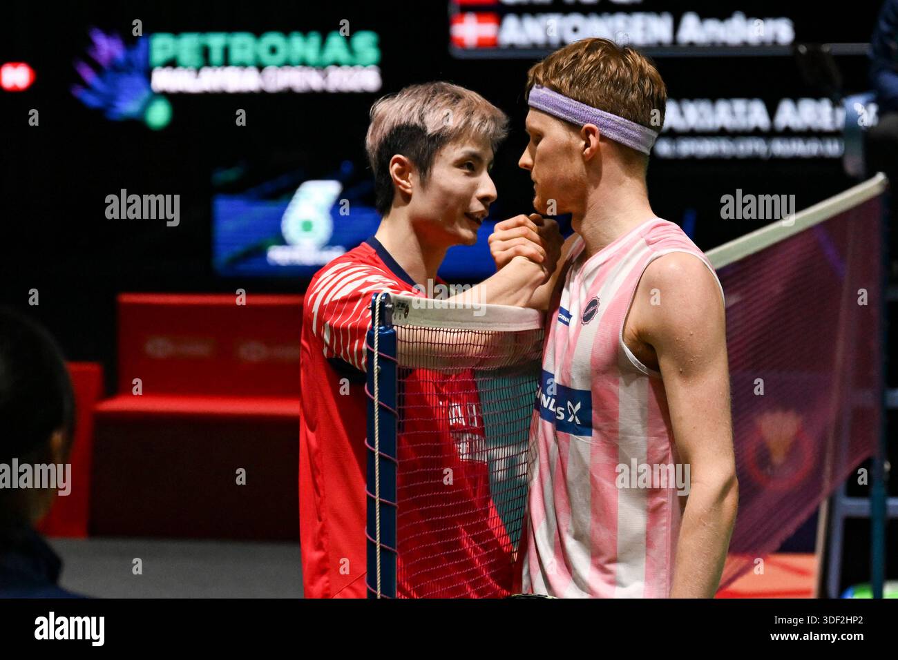 (260110) -- KUALA LUMPUR, Jan. 10, 2026 (Xinhua) -- Shi Yuqi (L) of ...
