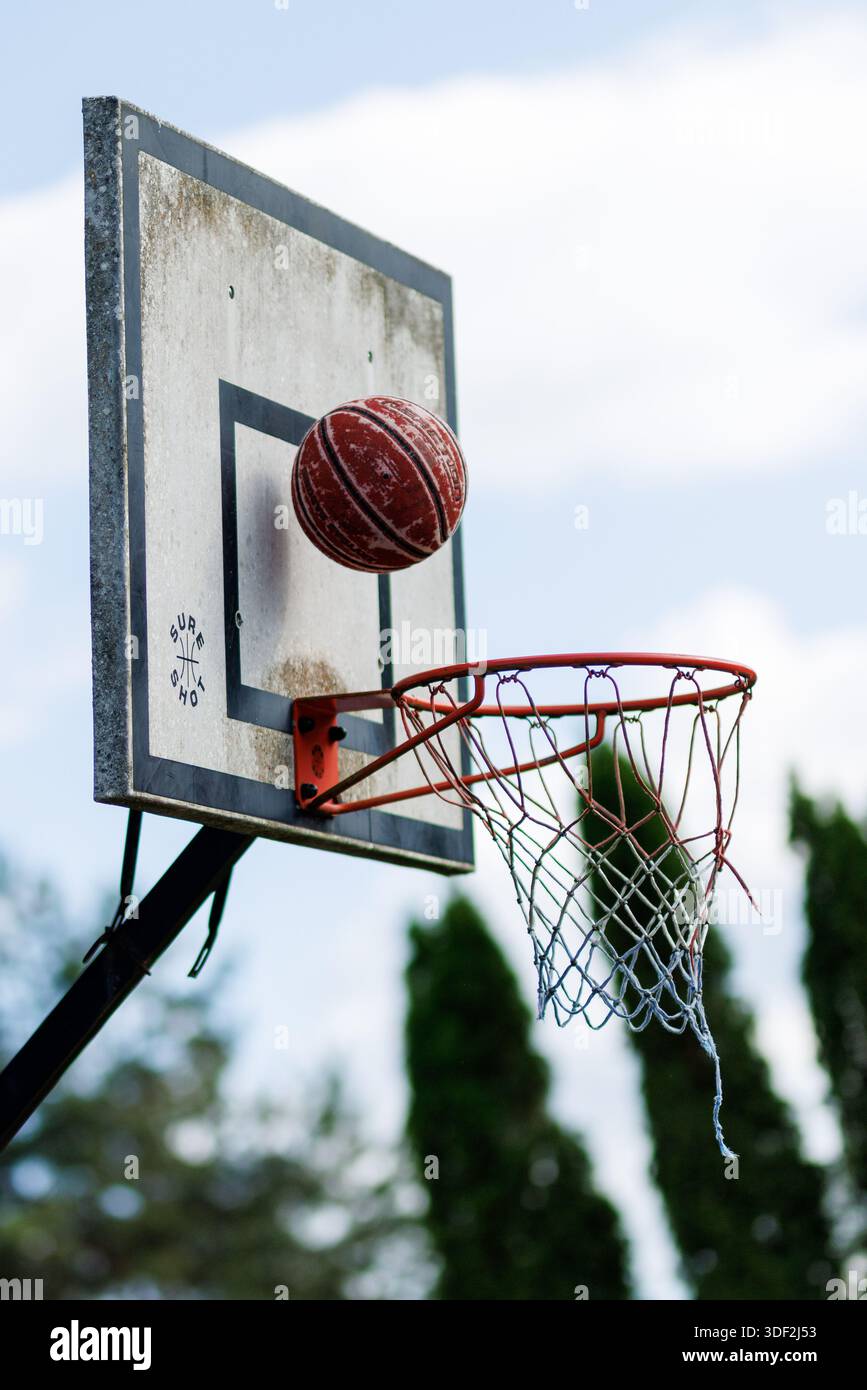 Impact on the backboard hi-res stock photography and images - Alamy