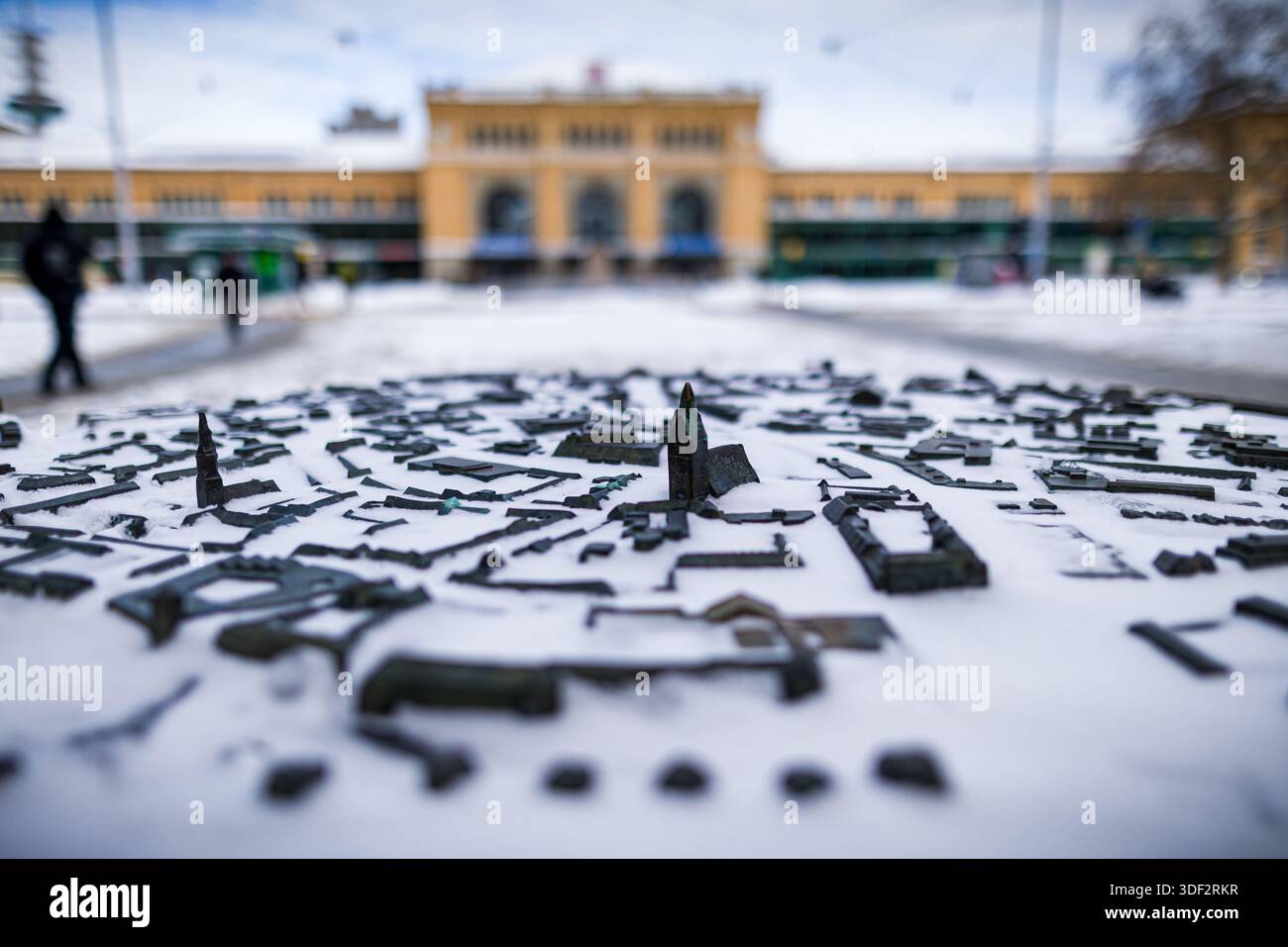 10 January 2025, Lower Saxony, Hanover: Snow covers a model of the city ...