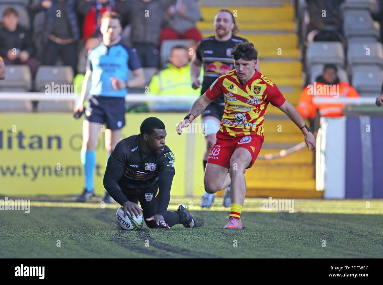 Newcastle Red Bulls' Christian Wade scores their side's first try of ...